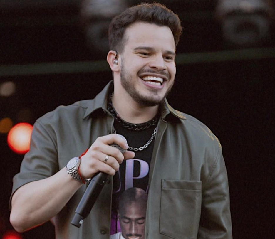 Matheus Fernandes se apresenta no Orla Praia Club neste sábado - Frisson Online